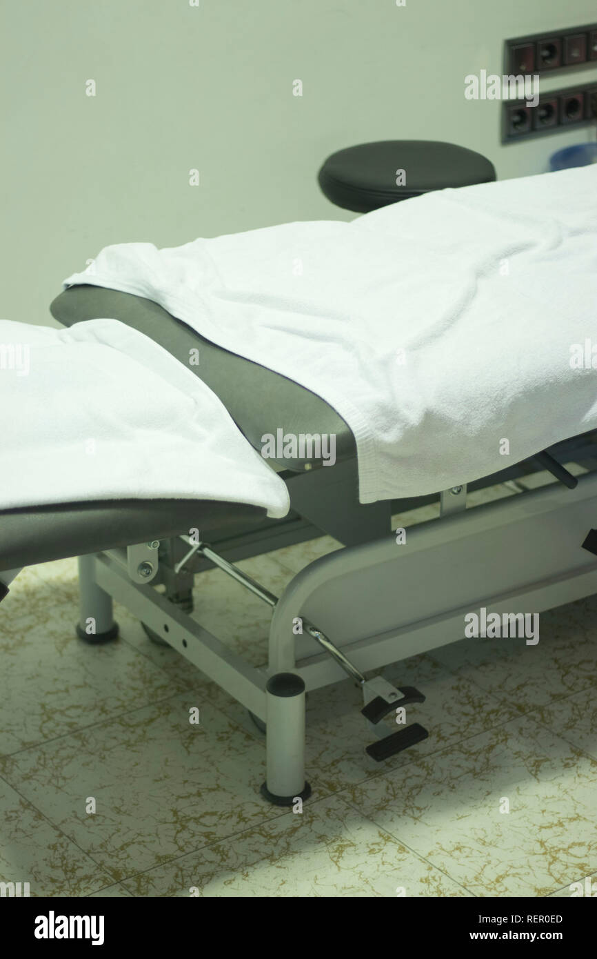 Medical physiotherapy clinic table bed for physiotherapist massage ...