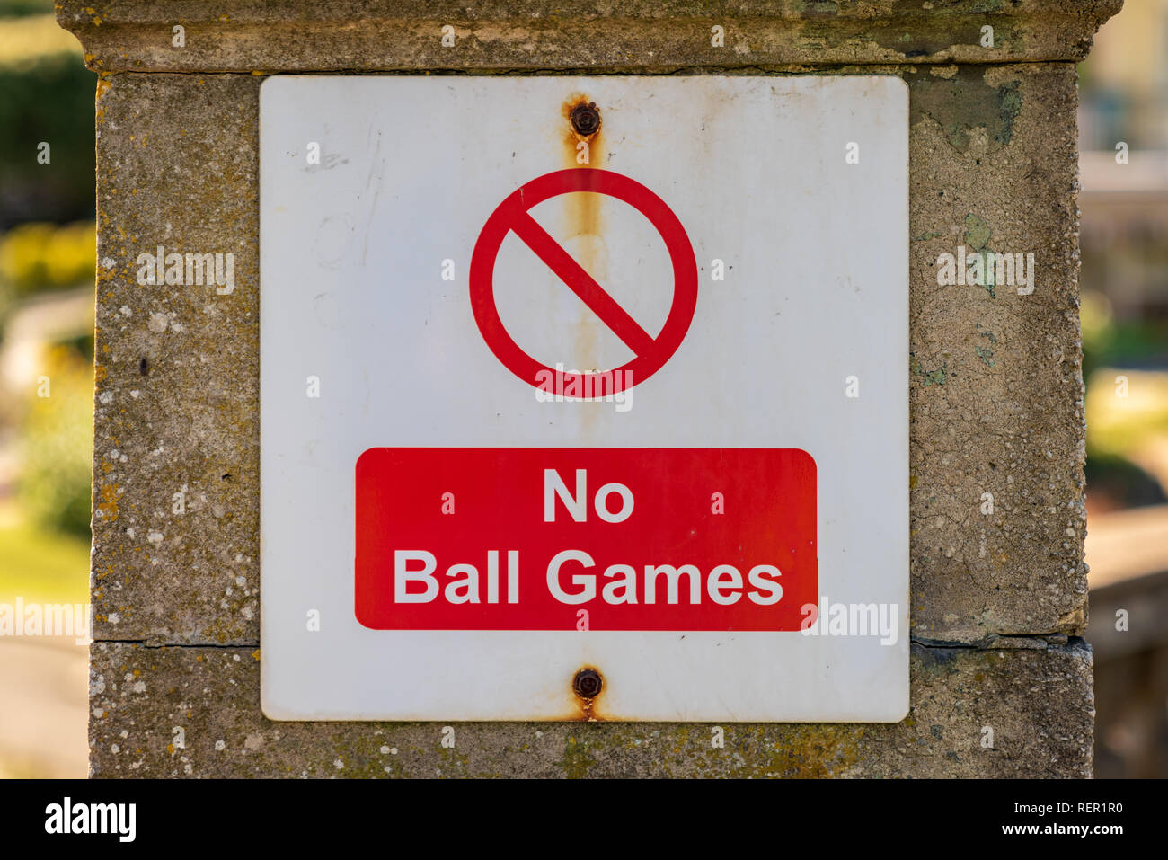 No ball games sign prohibition hi-res stock photography and images - Alamy