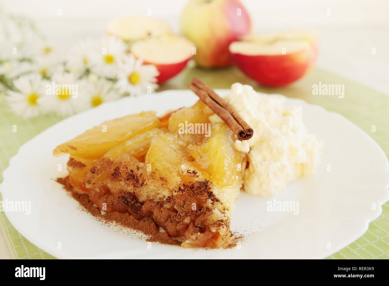 Hot apple pie with cinnamon caramel Stock Photo - Alamy