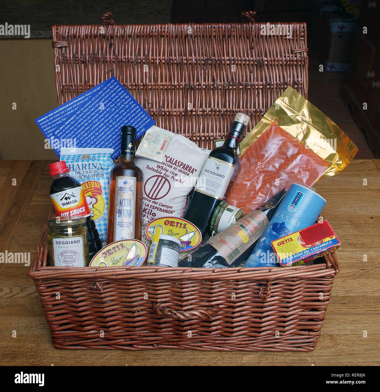 luxury food hamper Stock Photo - Alamy