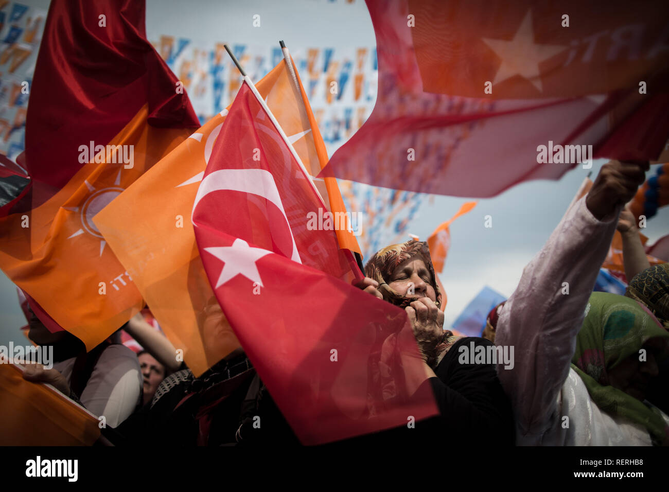 Istanbul, Turkey. 22nd June, 2018. A supporter of Turkish President ...