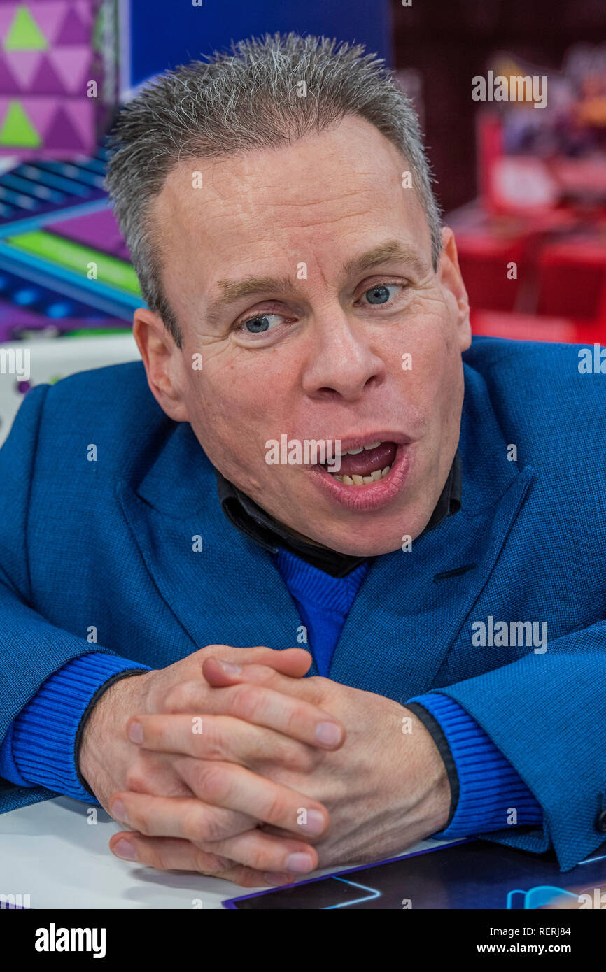 Tenable warwick davis hi-res stock photography and images - Alamy