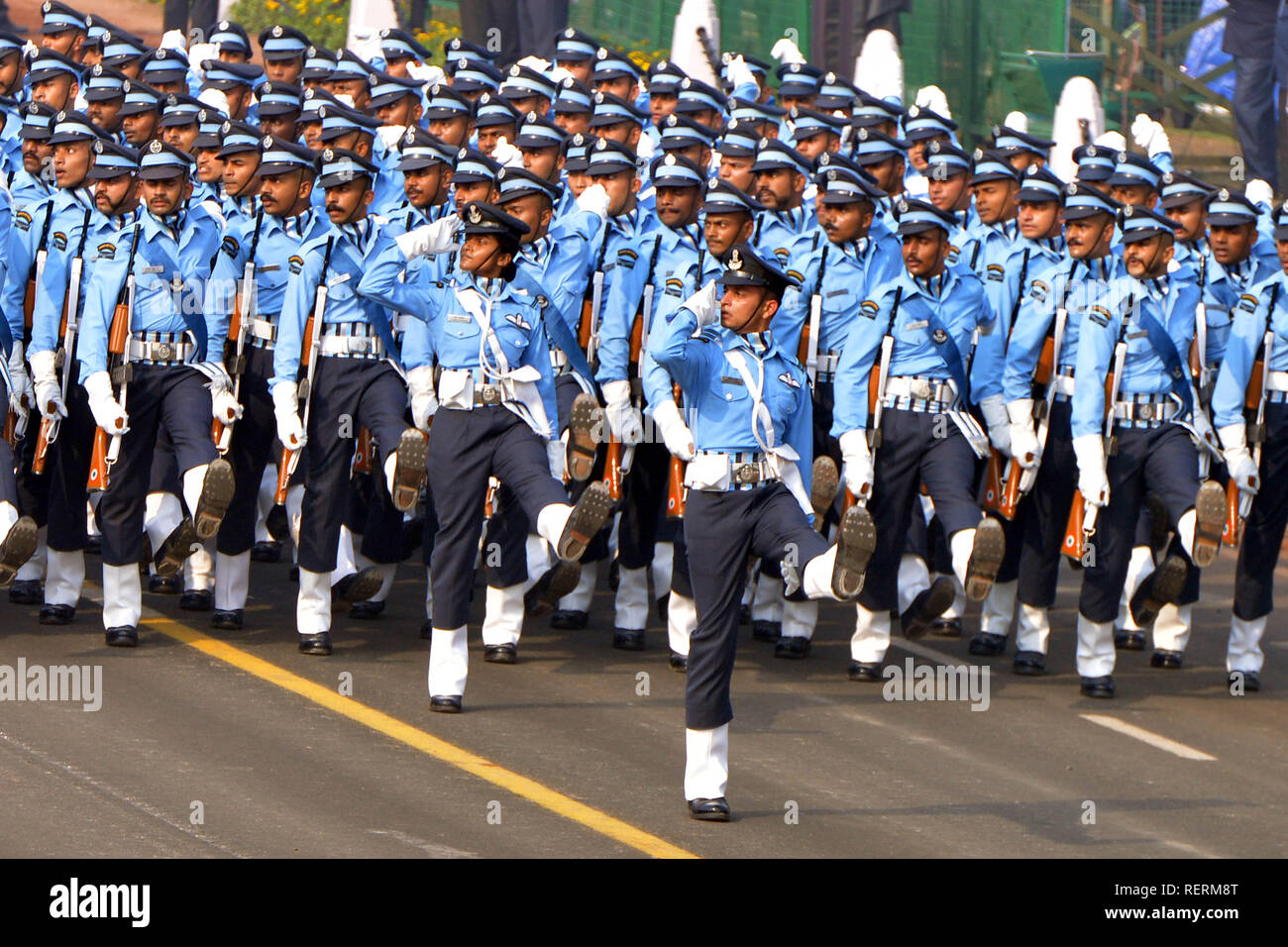 New Delhi, Jan. 23. 26th Jan, 2019. Indian paramilitary soldiers march ...