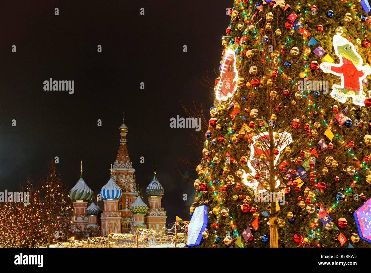 Christmas market next to the GUM ice rink, GUM-Katok, Red Square ...