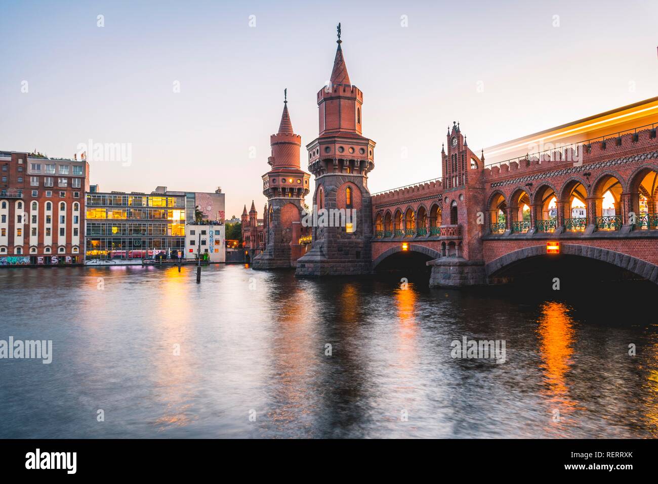 Oberbaum Bridge with underground between Kreuzberg and Friedrichshain ...
