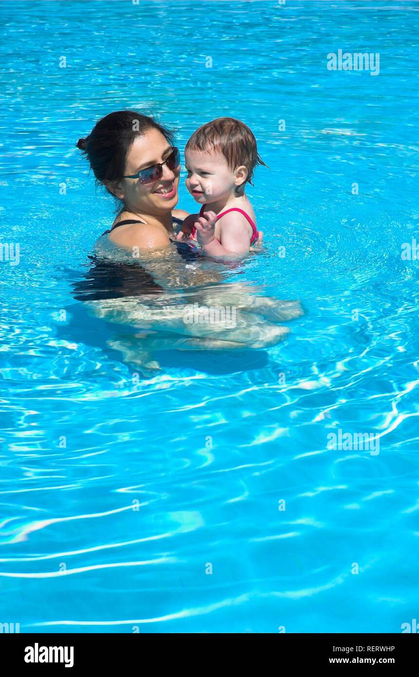Mother daughter swimming pool hi-res stock photography and images - Alamy