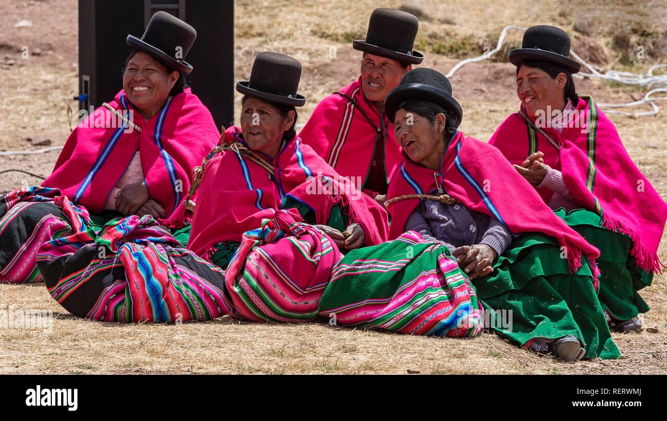 Indigenous women (chola, cholita) in typical national clothing (pollera ...