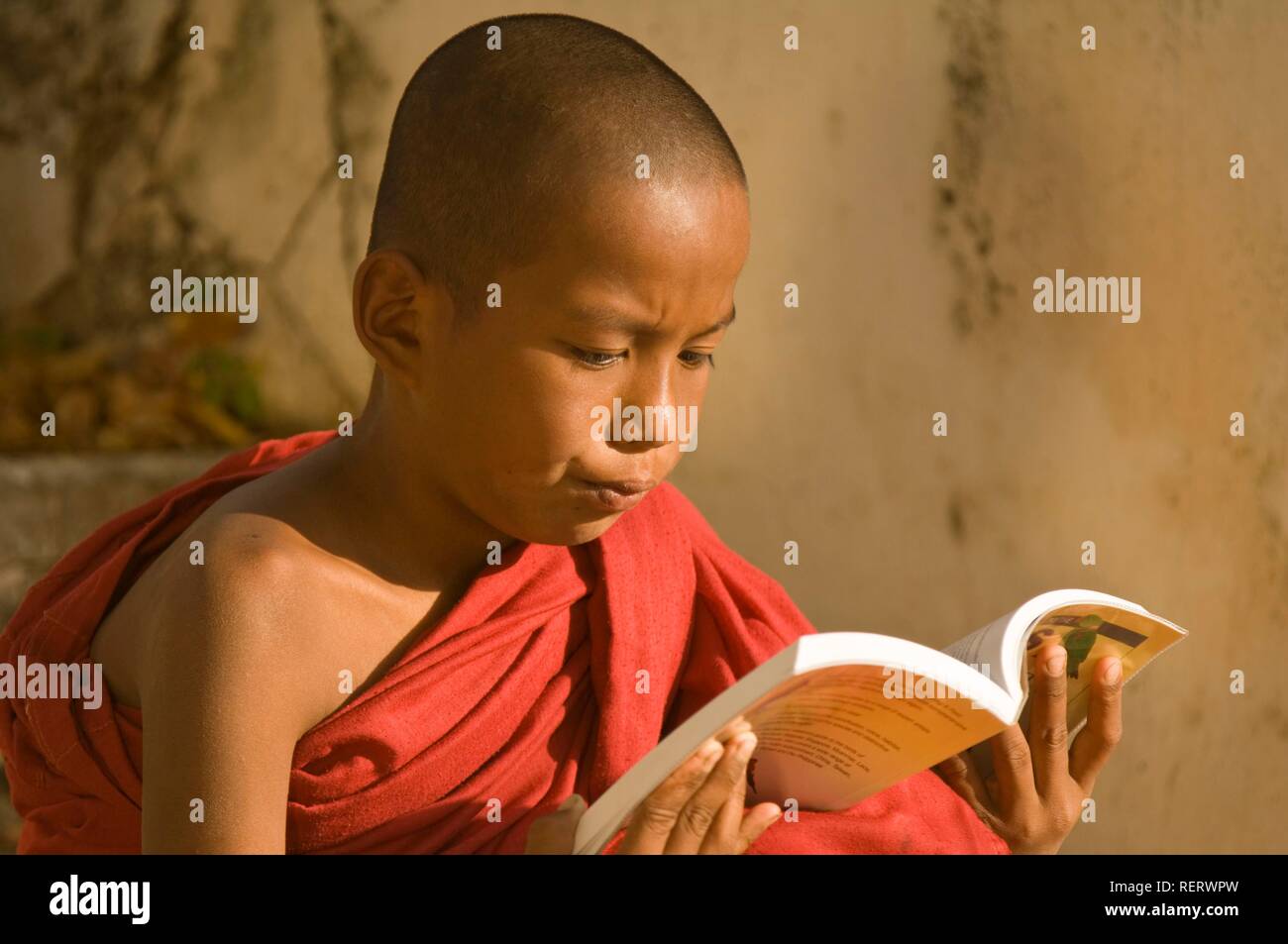 Indigenous child reading hi-res stock photography and images - Alamy