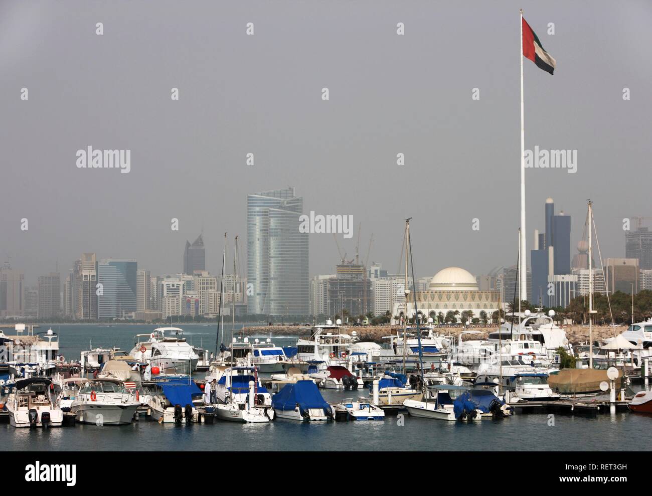 Yacht harbour in front of skyline at the Corniche, Abu Dhabi, United ...
