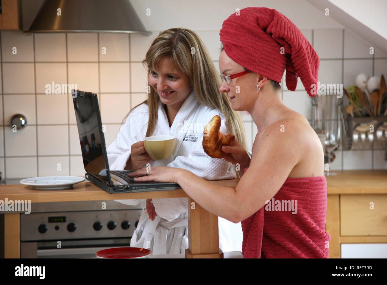 Women in web browser hi-res stock photography and images - Alamy