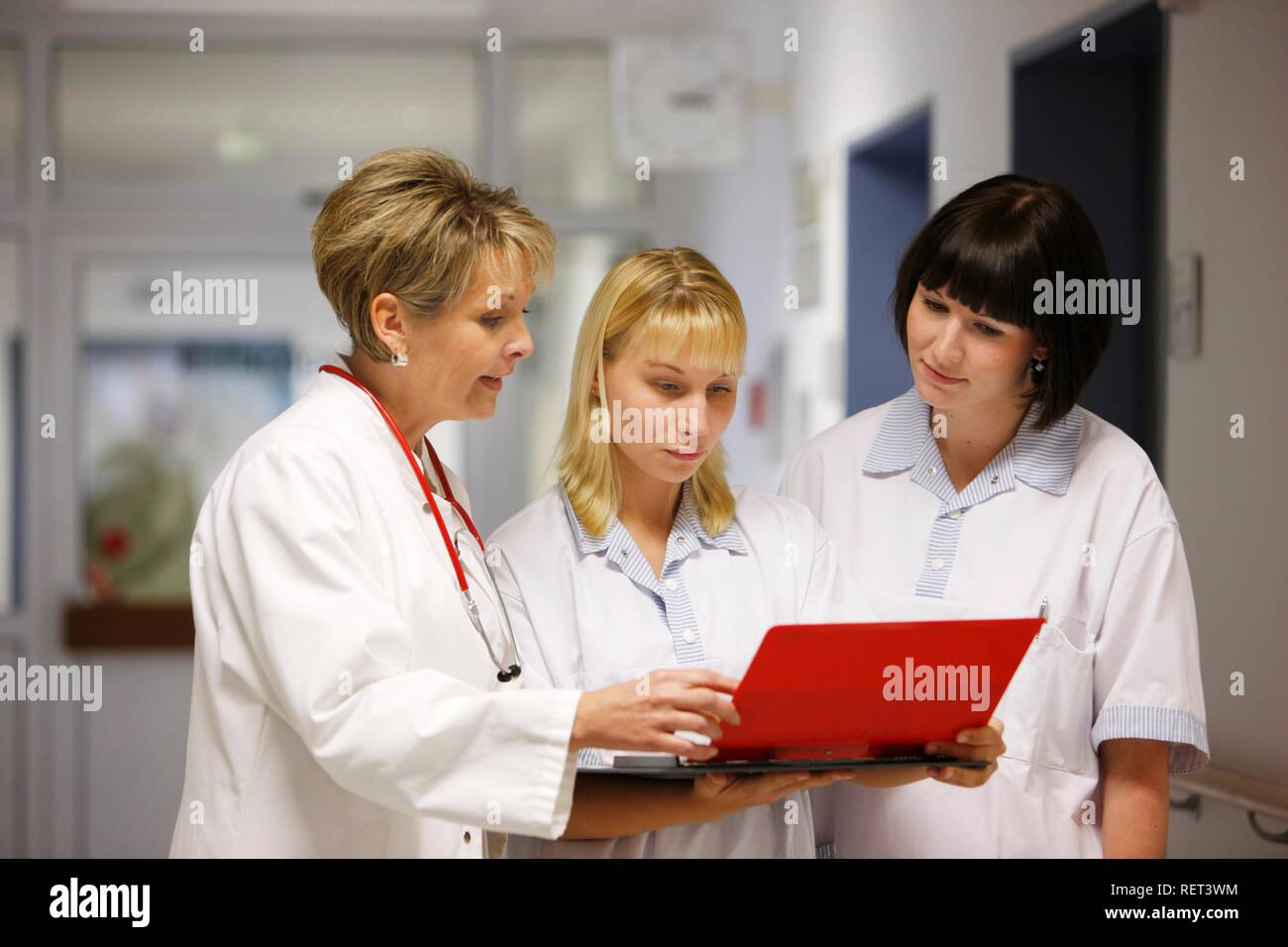 Two nurses conversation hi-res stock photography and images - Alamy