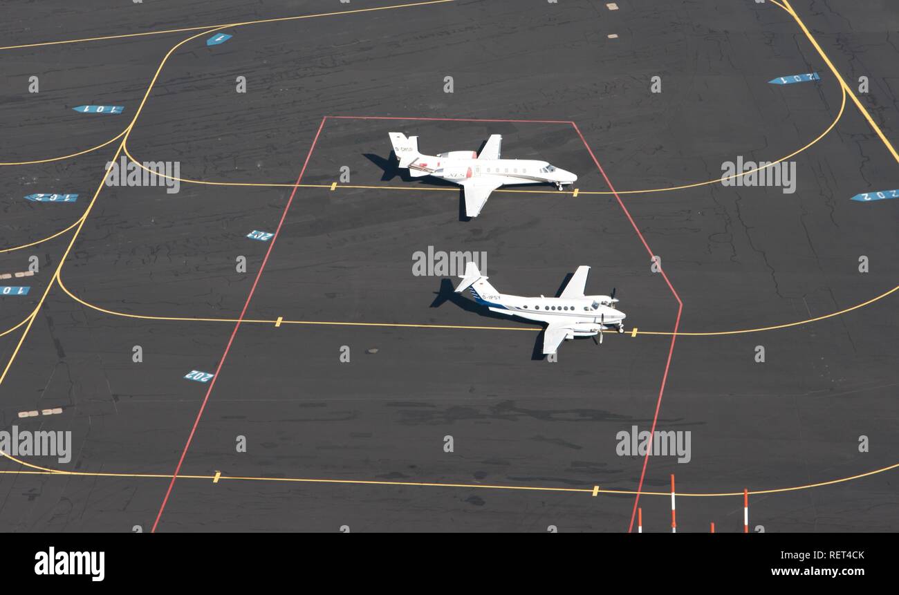 Aeroplane parking airplane parking hi-res stock photography and images ...