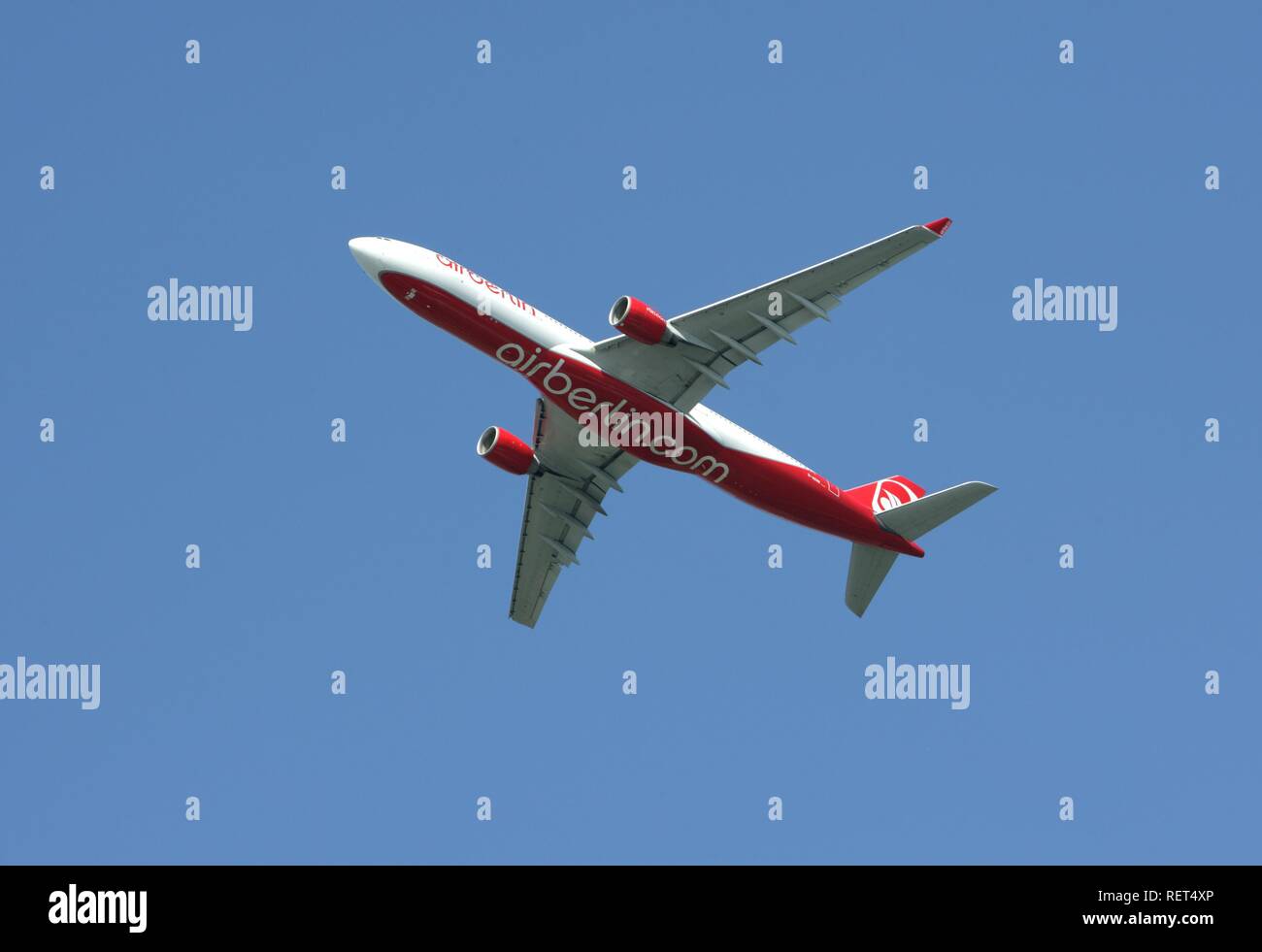 Commercial airplane from below hi-res stock photography and images - Alamy