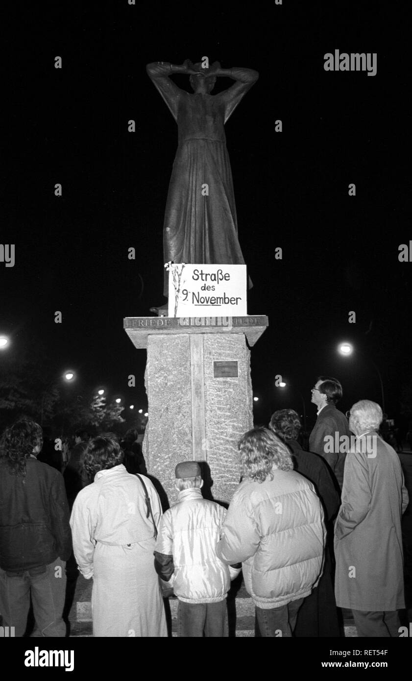 Fall of the Berlin Wall, memorial with the provisory dedication ...