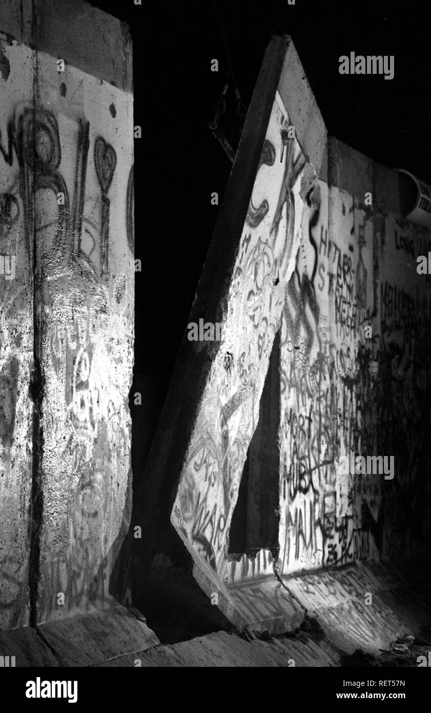 Berlin wall demolition 1989 hi-res stock photography and images - Alamy