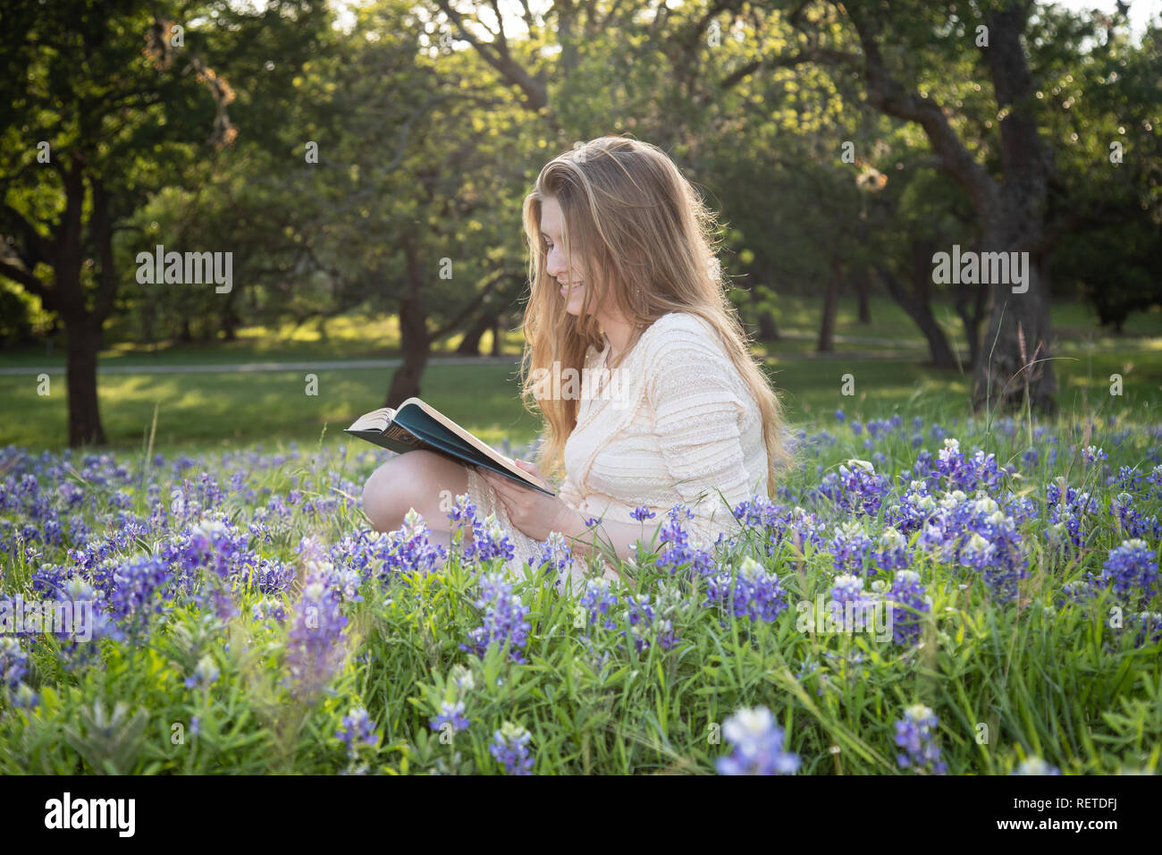 Girl Reading a book in bluebonnet flowers Stock Photo - Alamy