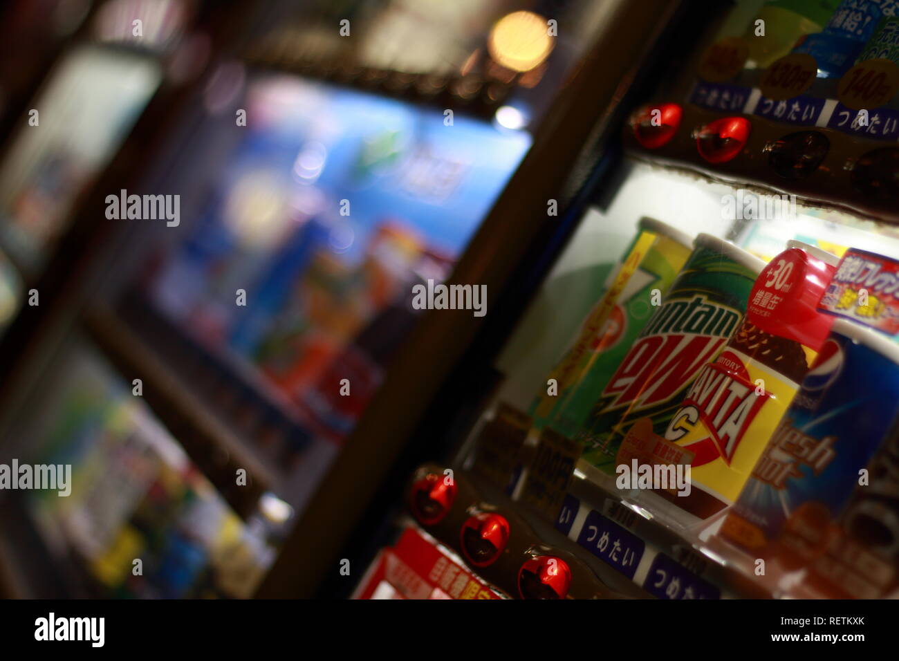 Vending machine at night in japan hi-res stock photography and images ...