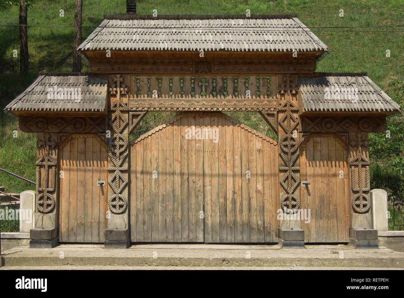 Carved wood portal, Maramures, Romania Stock Photo - Alamy