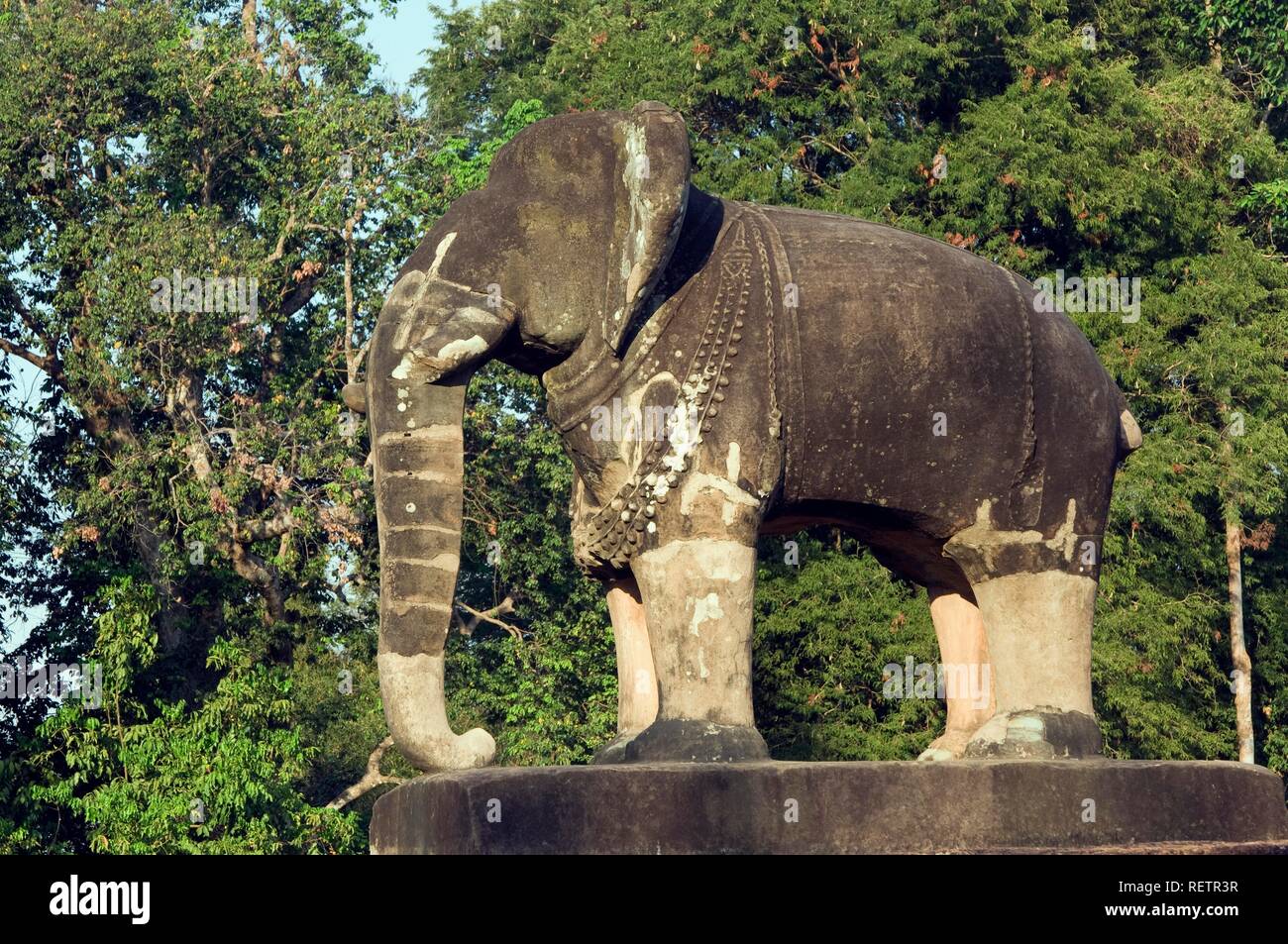 Elephant statue east mebon temple hi-res stock photography and images ...