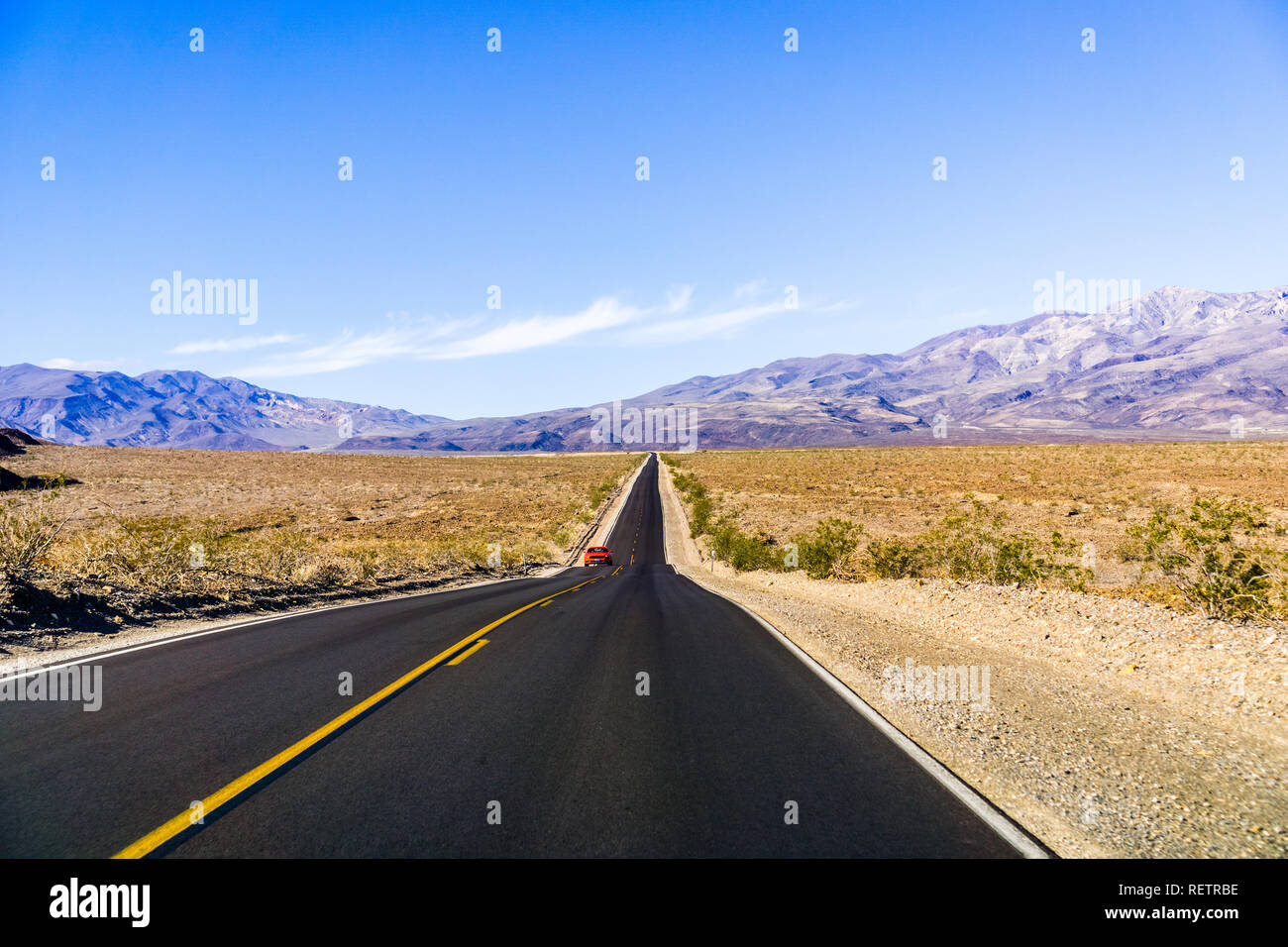 Highway crossing Death Valley National Park, Panamint Mountain Range in ...