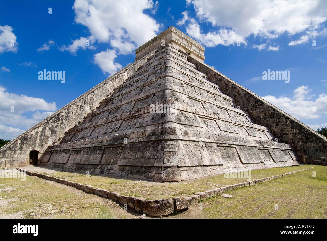 Chichen Itza, Stepped pyramid of Kukulkan, El Castillo, Yucatan, Mexico ...