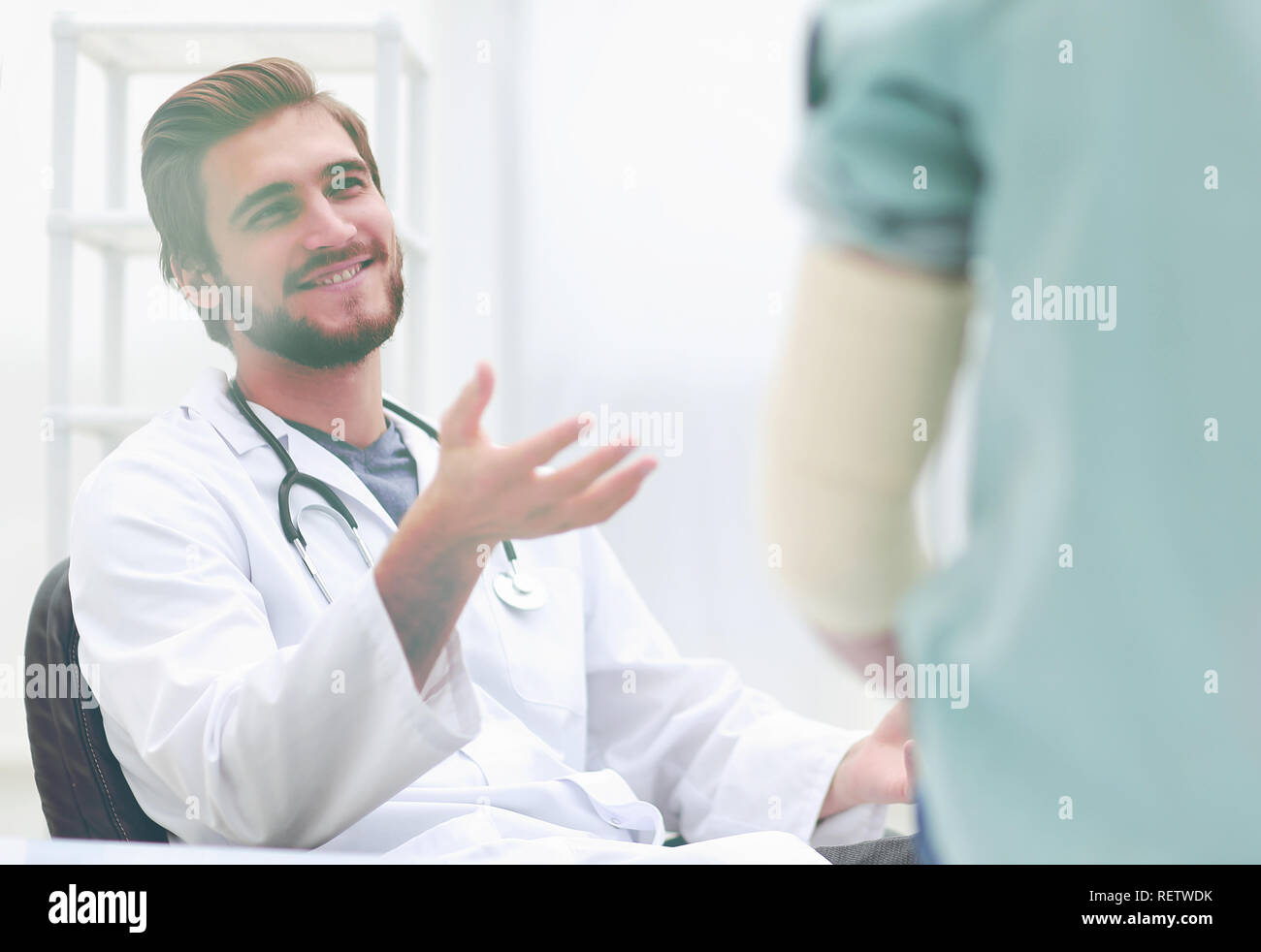 confident doctor explaining the patient's diagnosis Stock Photo - Alamy