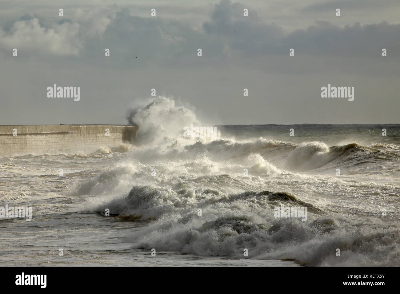 Wave crashing over the harbour wall hi-res stock photography and images ...