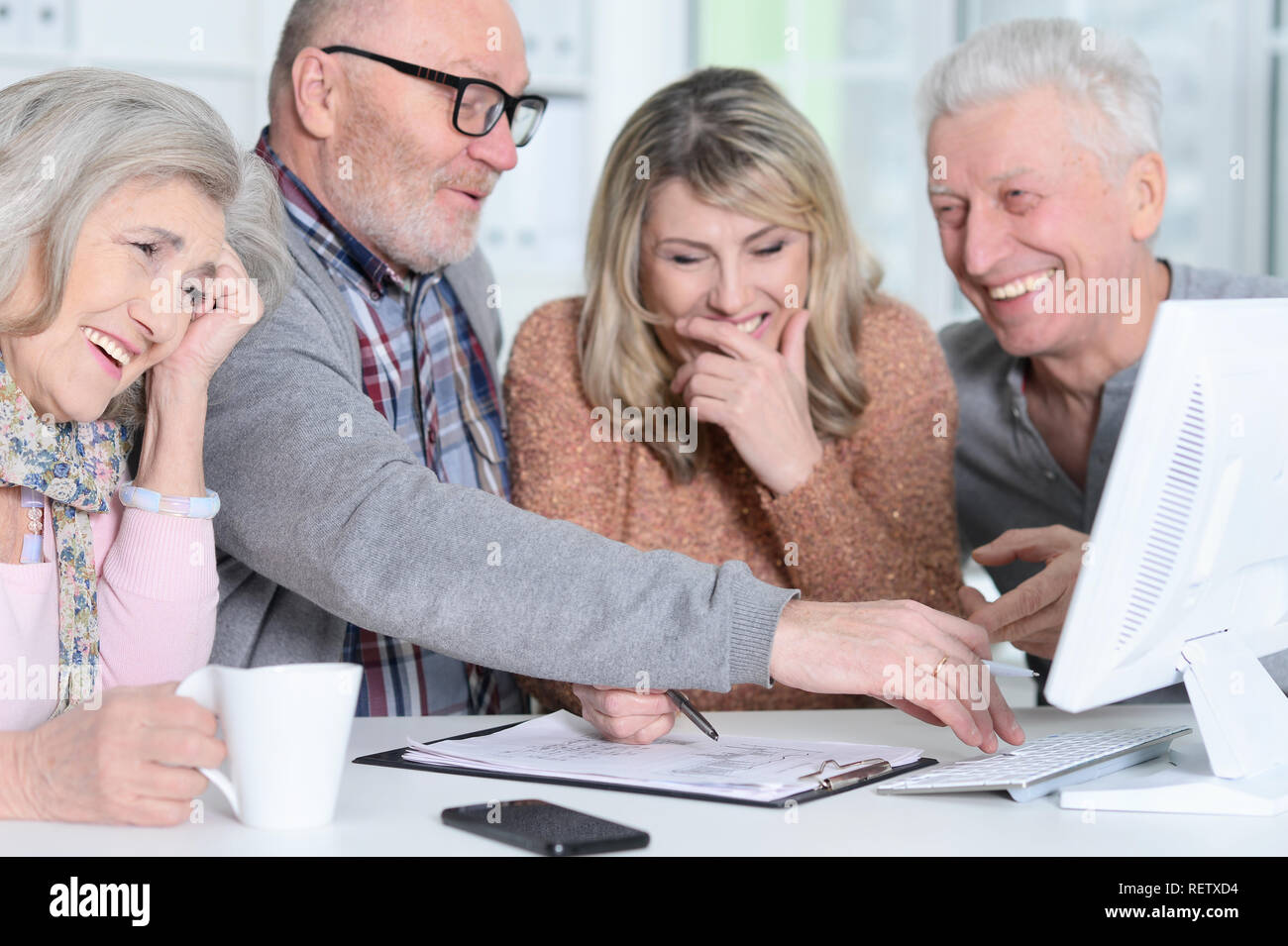 Two senior couples table hi-res stock photography and images - Alamy