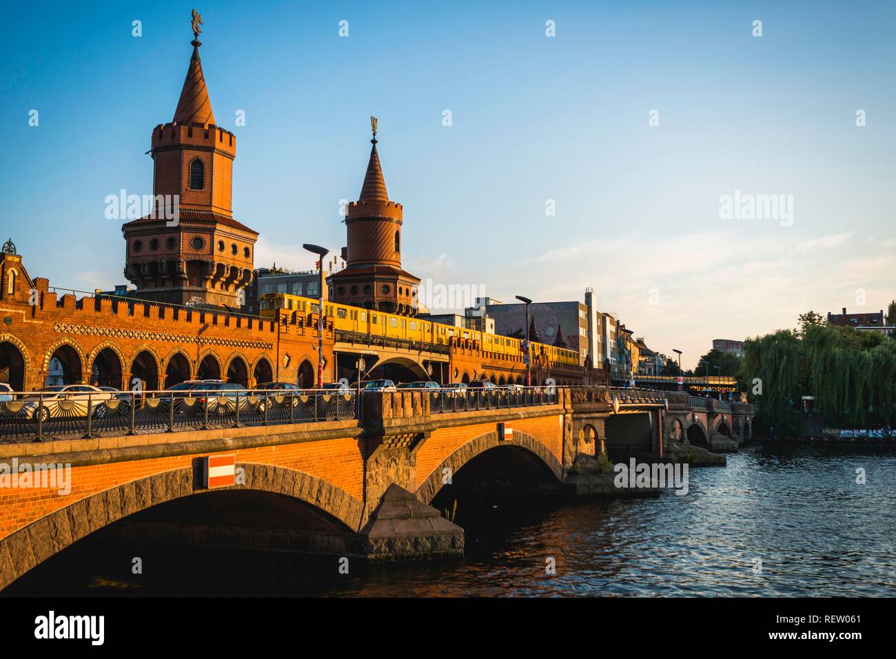 Oberbaum bridge between kreuzberg hi-res stock photography and images ...