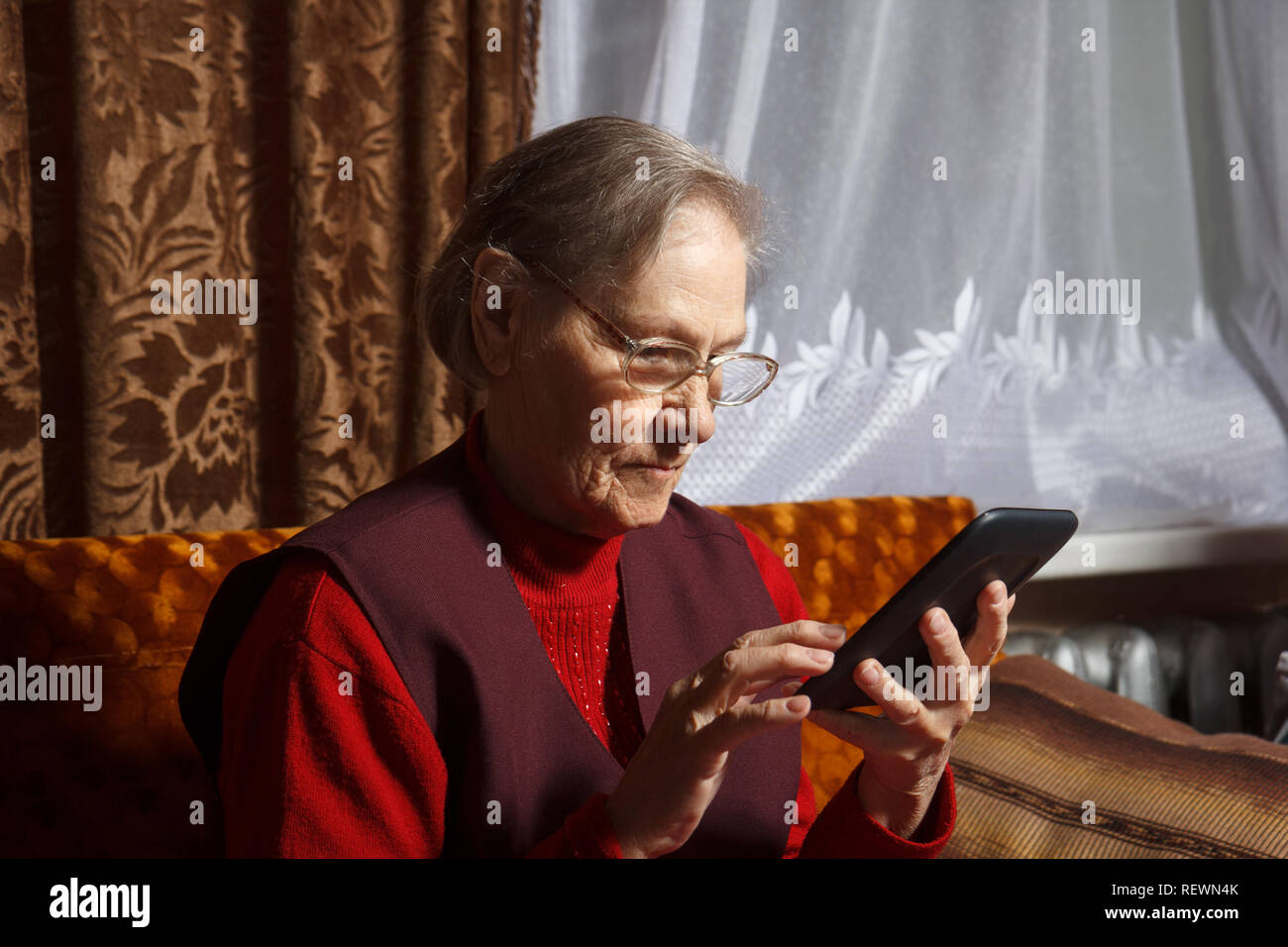 Elderly reader hi-res stock photography and images - Alamy