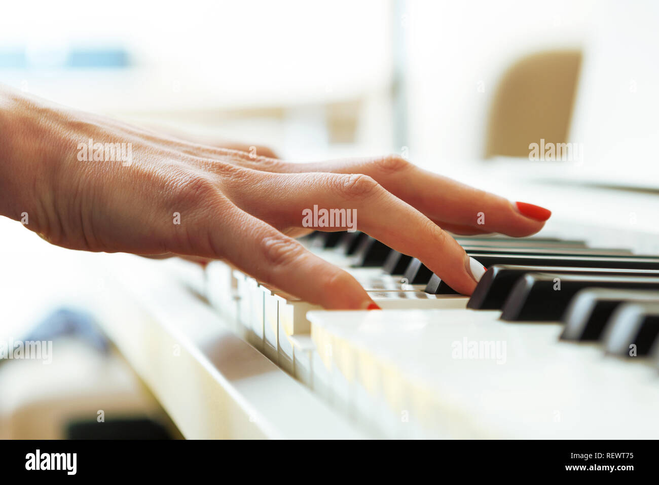 Female pianists hi-res stock photography and images - Alamy