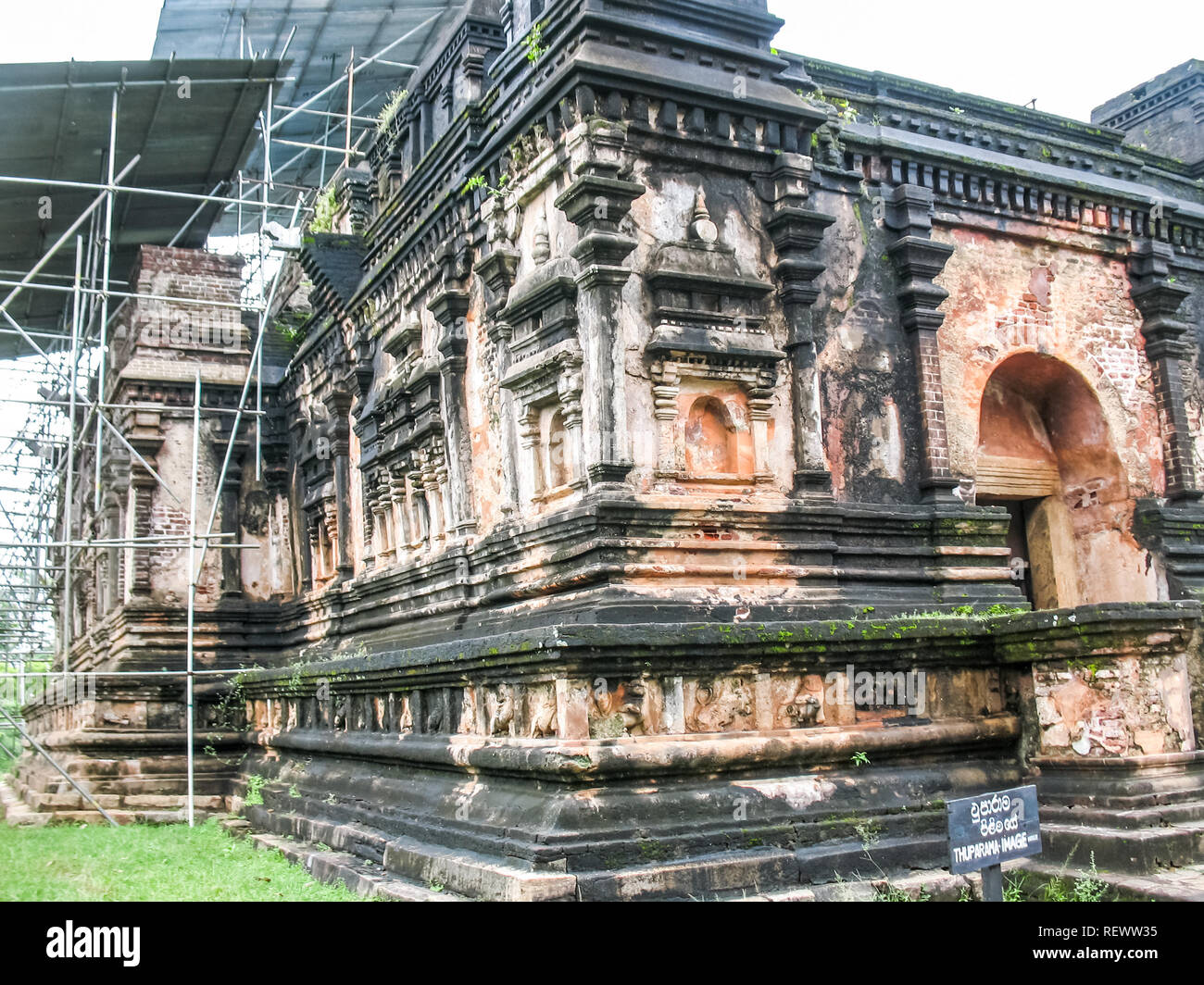 Polonnaruwa, Sri Lanka. The ruins of an ancient temple Stock Photo - Alamy
