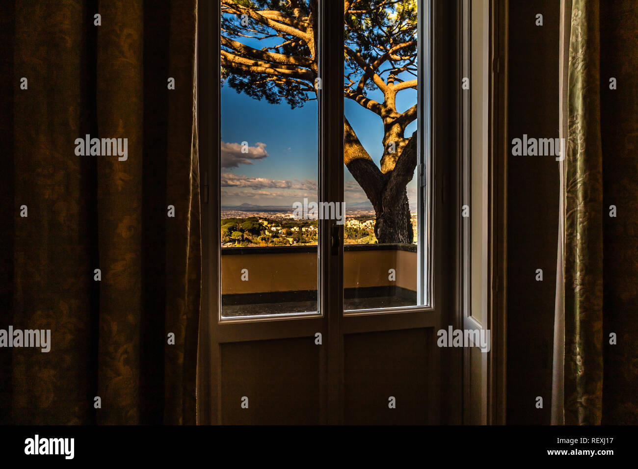 Buildings in the countryside hi-res stock photography and images - Alamy