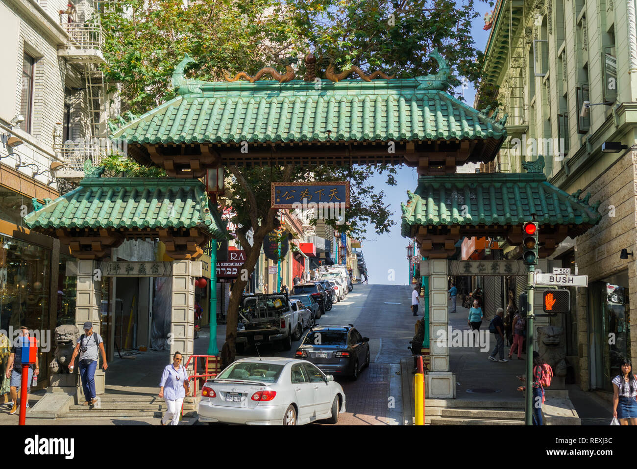 San francisco chinatown dragon gate hi-res stock photography and images ...