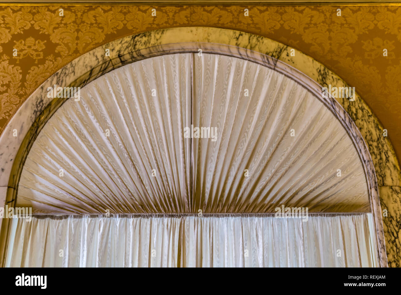 Curtain arch hi-res stock photography and images - Alamy
