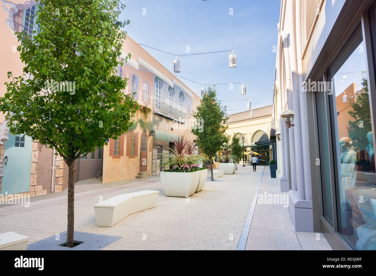 Mall entrance front facade hi-res stock photography and images - Alamy