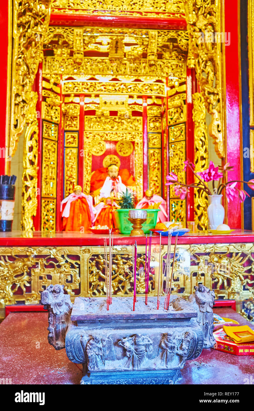 Golden altar of incense hi-res stock photography and images - Alamy