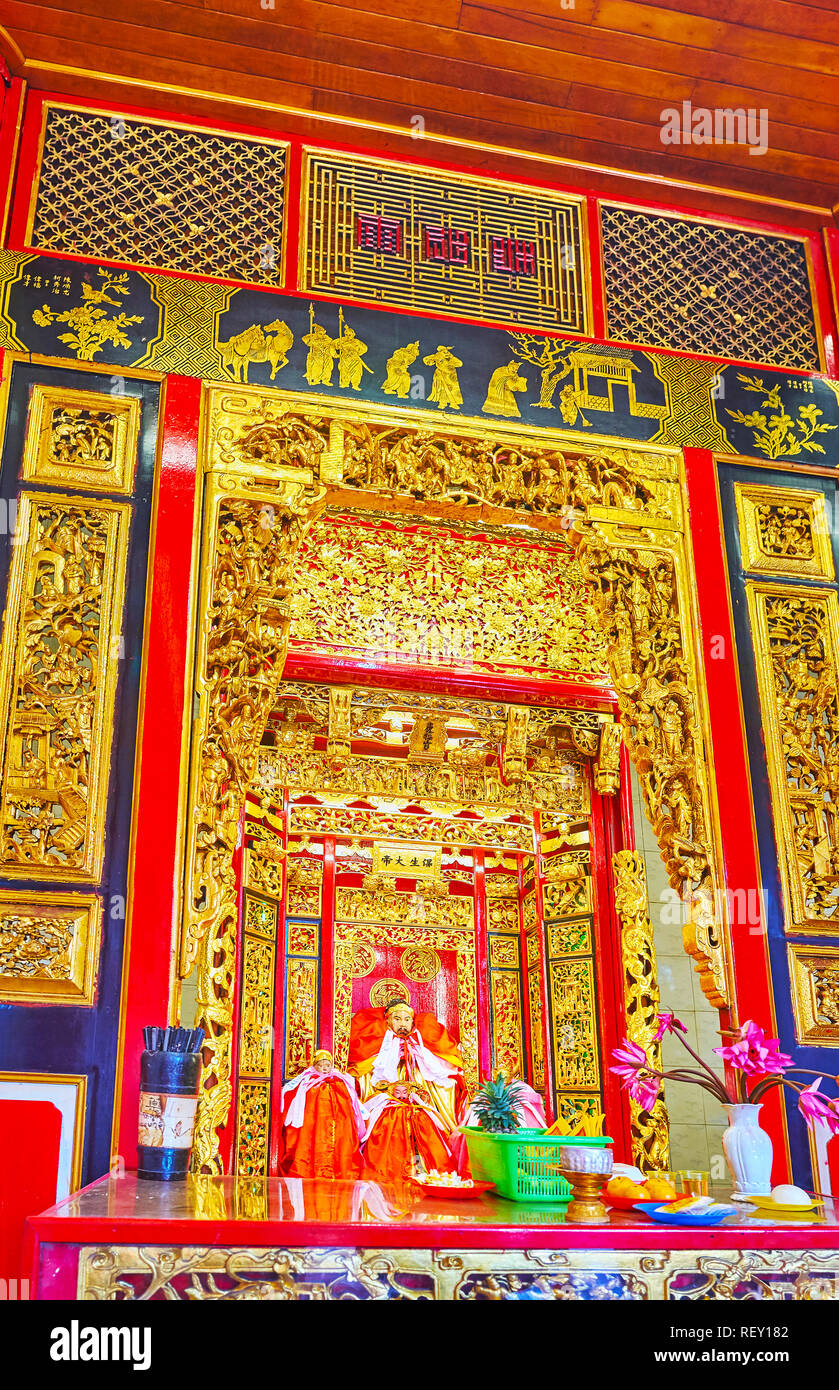 Chinese altar table hi-res stock photography and images - Alamy