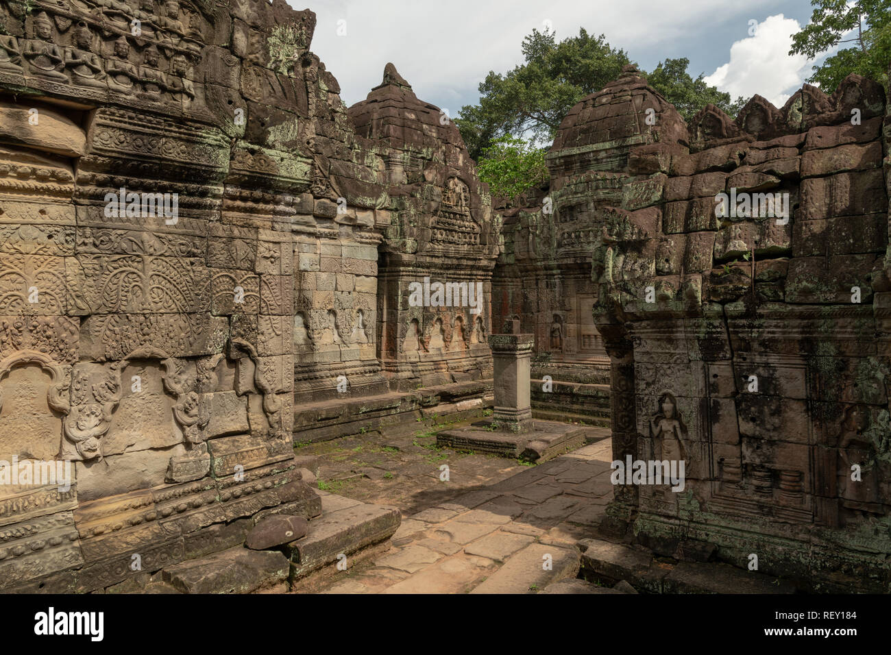 Stone column in centre of temple courtyard Stock Photo - Alamy