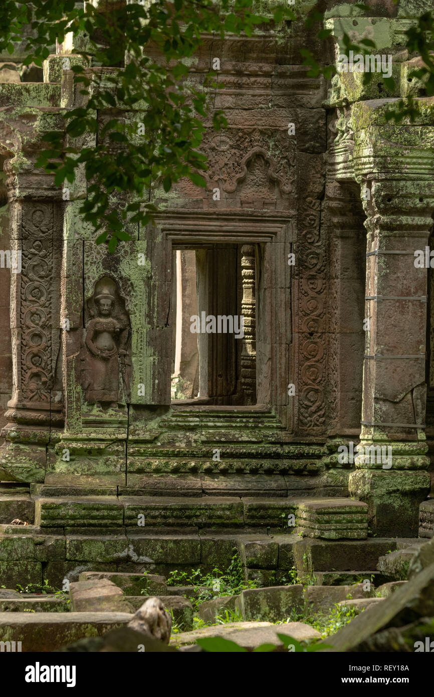 Stone Ta Prohm doorway surrounded by pillars Stock Photo - Alamy