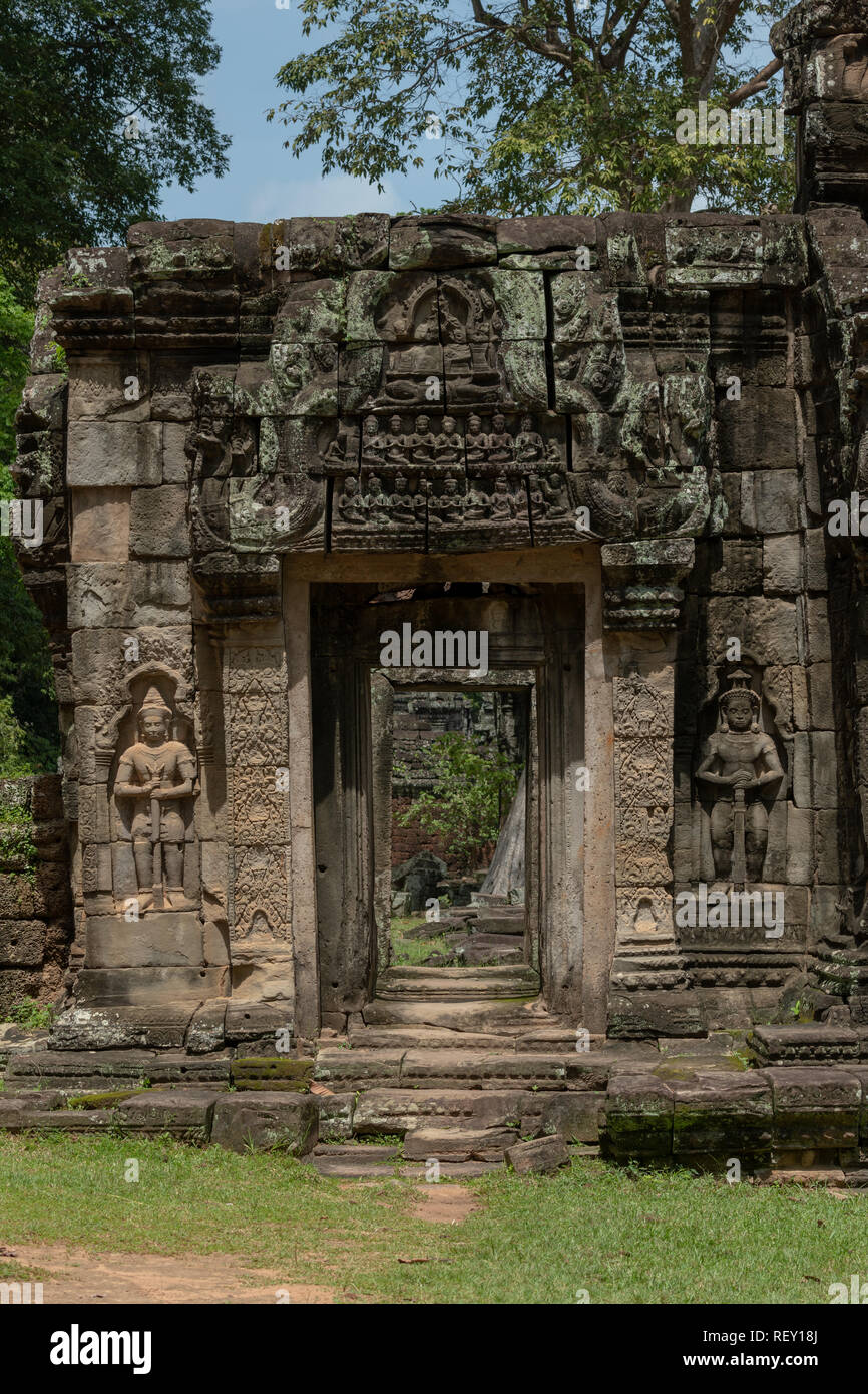 Statues in wall alcoves of temple entrance Stock Photo - Alamy