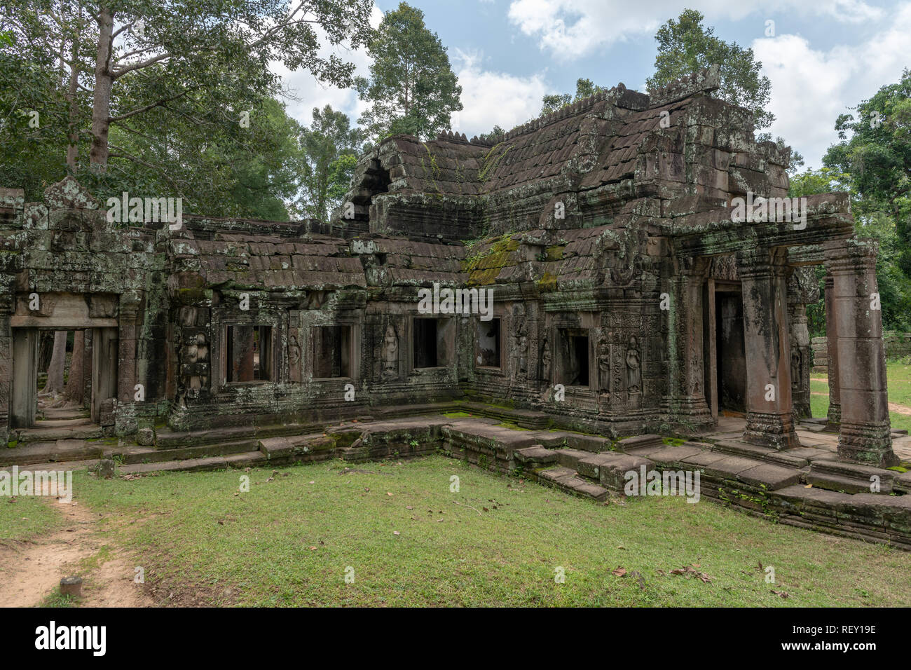 Ruins of old stone temple in jungle Stock Photo - Alamy