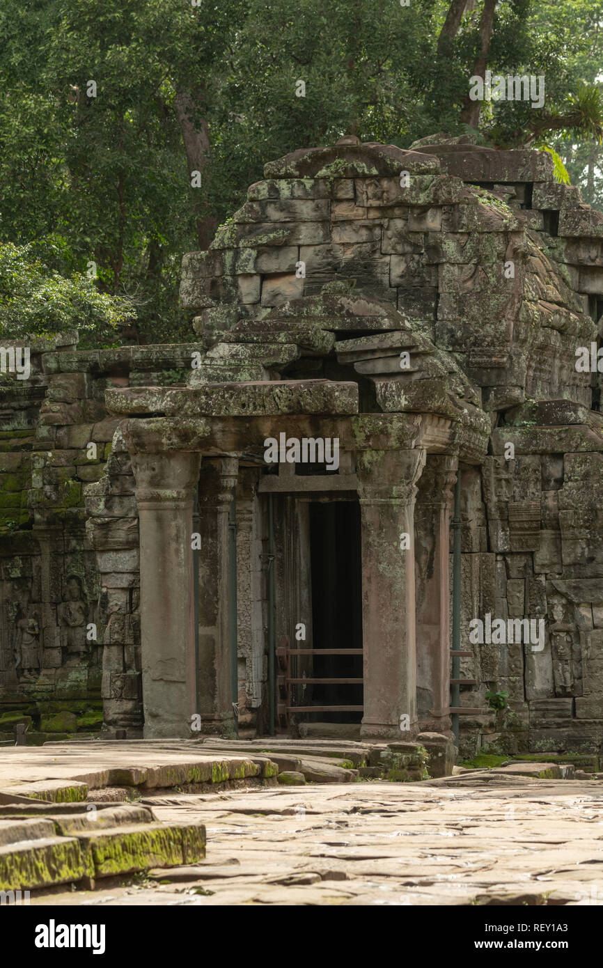 Ruined temple entrance with columns in jungle Stock Photo - Alamy