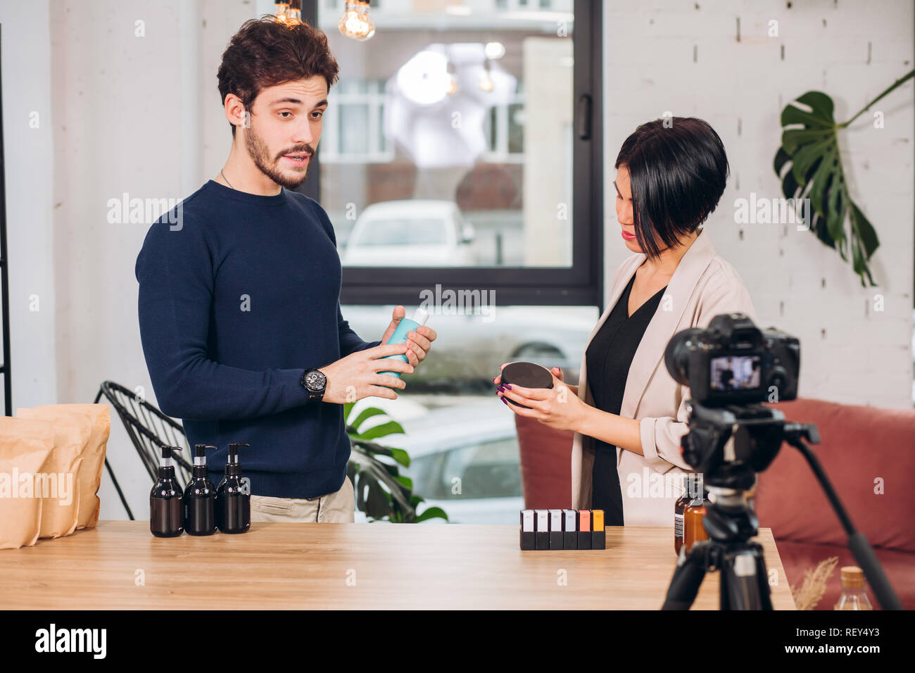 Male tv reporter talking to camera hi-res stock photography and images ...