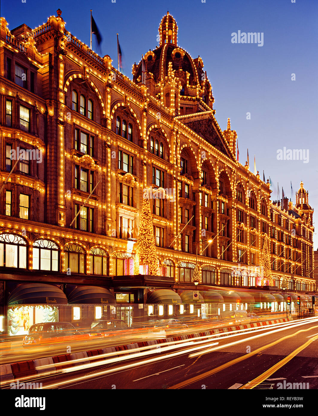 Harrods external hi-res stock photography and images - Alamy