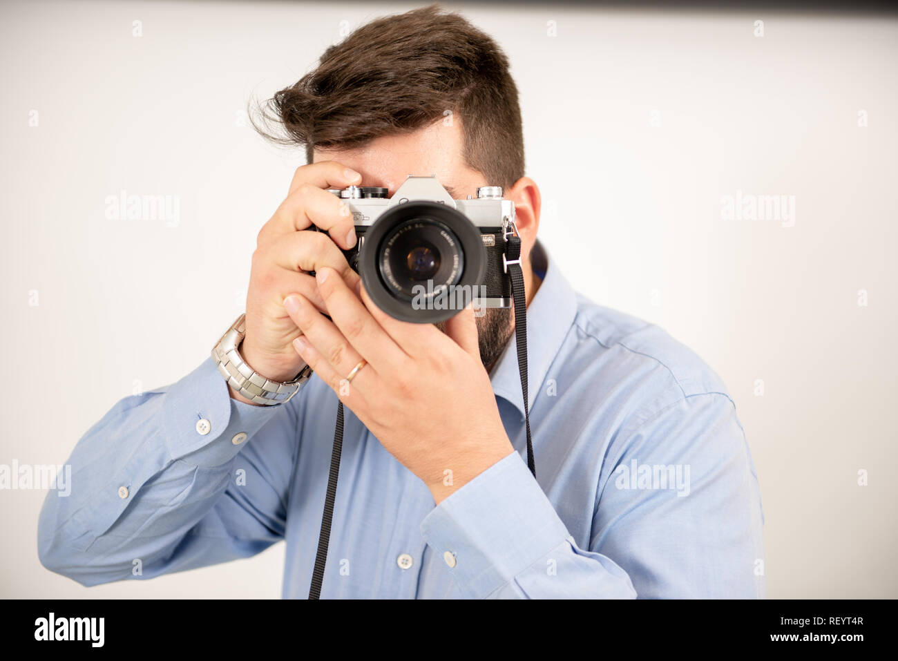 man with old camera that shoot a photo Stock Photo - Alamy