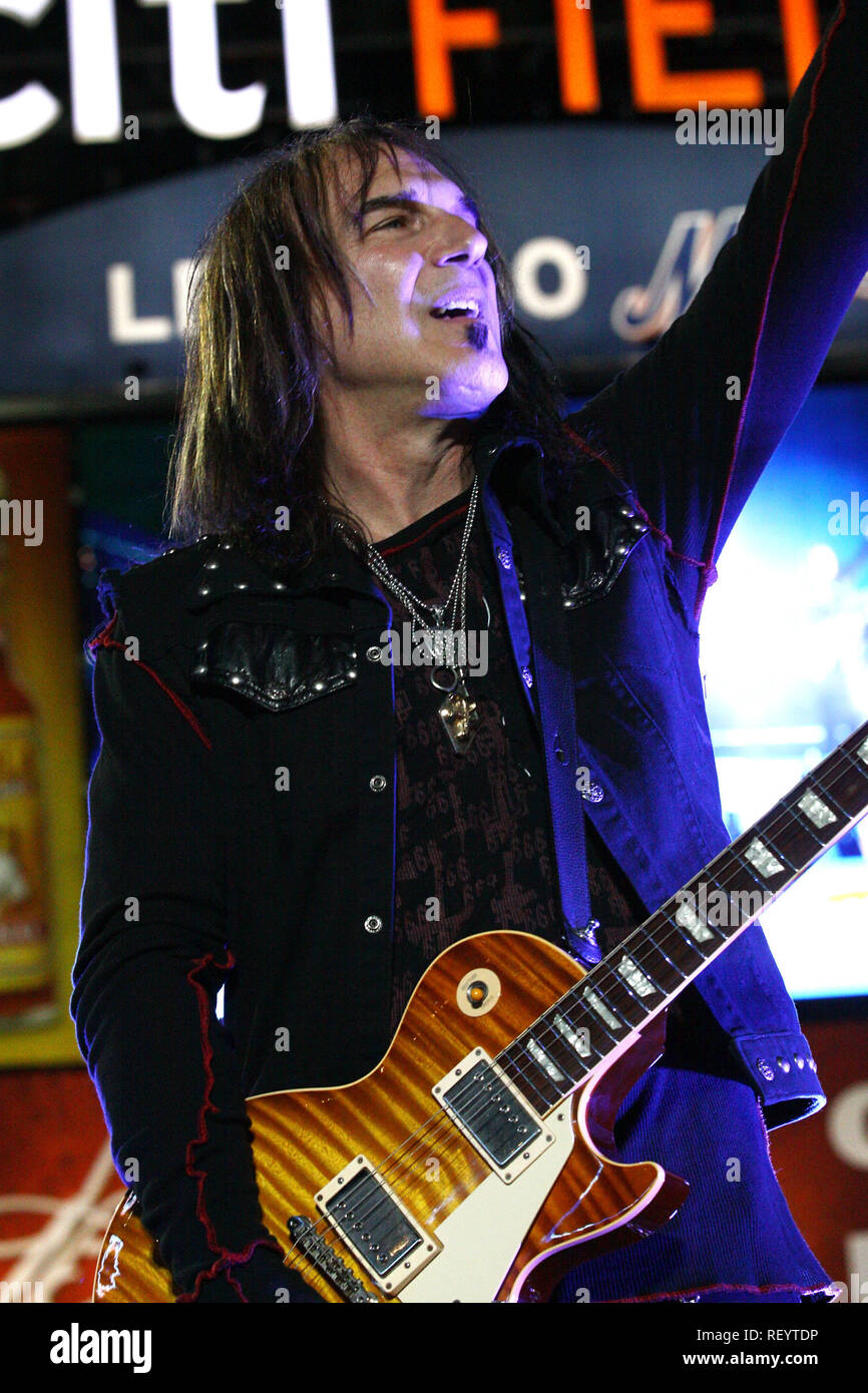 Reo speedwagon concert hi-res stock photography and images - Alamy