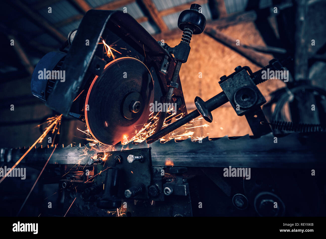 Sharpen the saw hi-res stock photography and images - Alamy