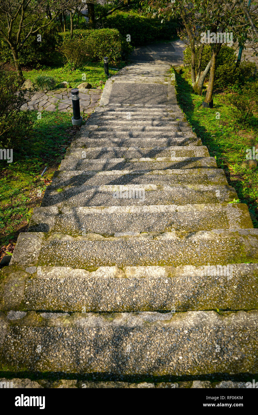 Pathway down the hill surrounded by green nature Stock Photo - Alamy