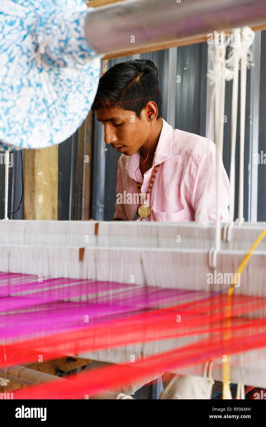 Maharashtra, India: January 20, 2019:Weaving of Paithani saree using ...